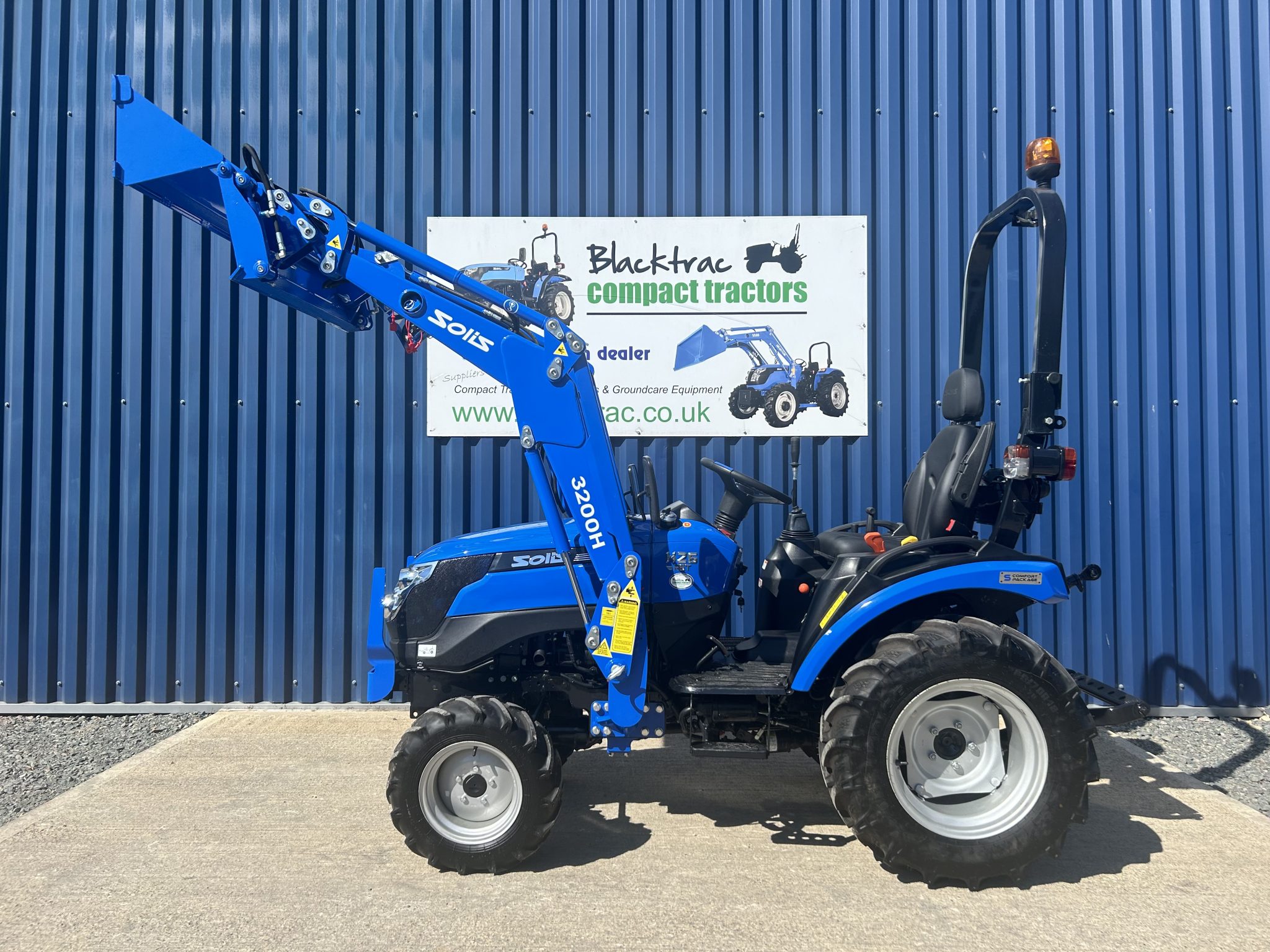 Solis 26 HST Tractor with Quick-Detach front Loader & Bucket